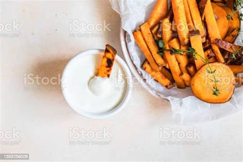 크림 딥 소스와 콘크리트 배경에 허브와 건강한 수제 구운 고구마 웨지 건강한 간식 고구마에 대한 스톡 사진 및 기타 이미지 고구마 오븐 구이 프렌치 프라이 Istock