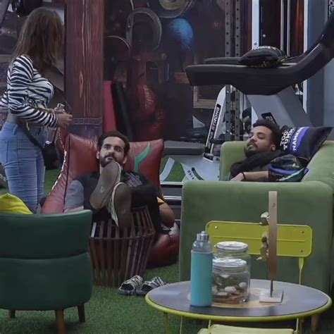 Abhishek Catches Elvish Checking Out Aashika But Elvish Denies Doing
