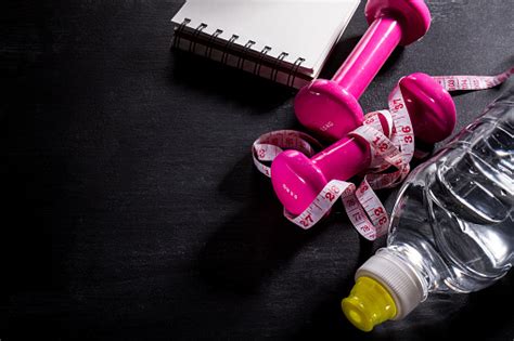 활기찬 어두운 배경에 평평 하다 스포츠 개념 건강 생활 장비 복사 공간의 근접 촬영 Sport Set에 대한 스톡 사진 및 기타 이미지 Sport Set 개념 개념과