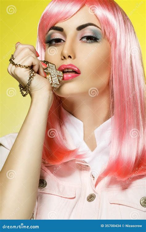 Retrato Bonito De Uma Menina Com Cabelo Cor De Rosa Em Um Fundo Amarelo