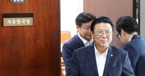 회의실 나서는 박맹우 정점식