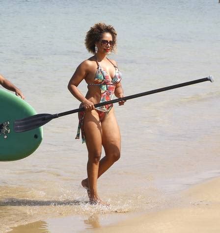 Valéria Valenssa a eterna Globeleza mostra que aos 43 anos ainda está em plena forma em viagem