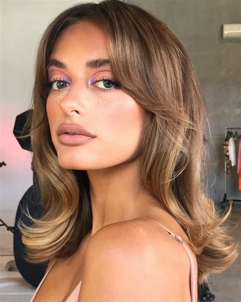 Peinados para fiesta sencillos y rápidos que te harán brillar como invitada Glamour