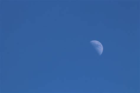 半月自然天空水平画幅夜晚无人月亮空间和天文学保加利亚天文学摄影素材汇图网