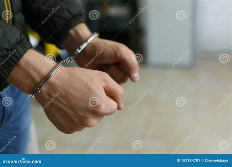 Hombre Detenido En El Interior Derecho Penal Imagen De Archivo Imagen De Espacio Condene