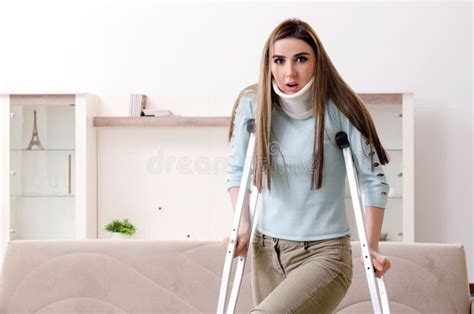 La Mujer Joven Despu S Del Accidente De Tr Fico Que Sufre En Casa