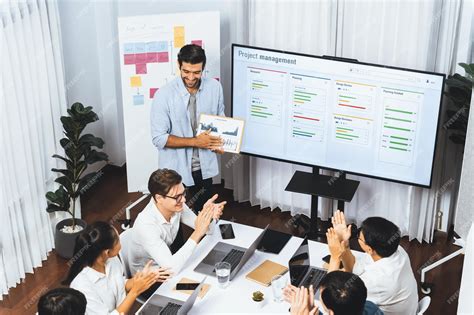Premium Photo Project Manager Communicate And Collaborate With Team