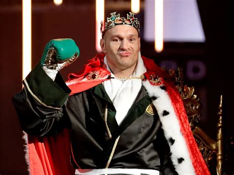 El Rey Sentado En Su Trono Y El Lujoso Traje De Los “millones” Así