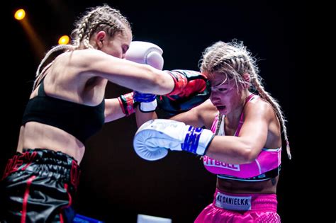 Daniella Hemsley Pokona A Polk I Pokaza A Nag Pier Wkurzy A Fan W