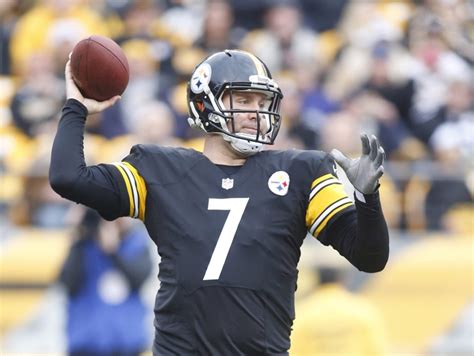 Ben Roethlisberger Injures Knee After Throwing Td Pass 