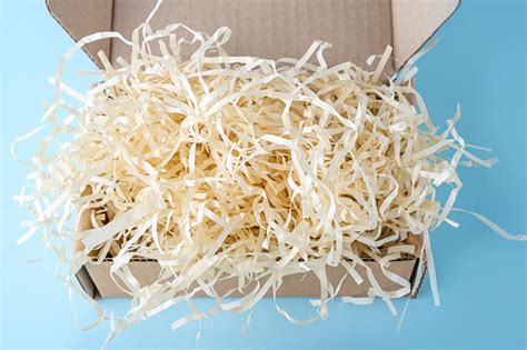 파란색 배경에 파쇄 된 종이가있는 골판지 상자 패키지를 엽니 다 선물용 종이 상자를 공예합니다 배송 에코 패키지 배달 팩 플라스틱 갈기갈기 찢어진에 대한 스톡 사진 및 기타