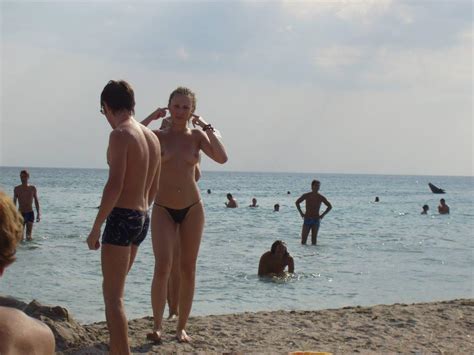 Chicas Sexys Se Desnudan En La Playa