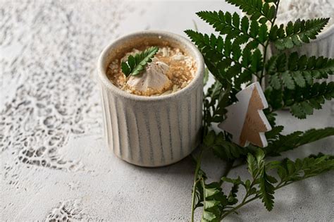 휘핑 크림과 화이트 초콜릿핫 초콜릿 컵 회색 콘크리트 배경에 크리스마스 장식 스칸디나비아 스타일 제마스 시간 감정에 대한 스톡 사진 및 기타 이미지 Istock