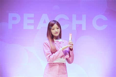 「ive」rei、韓国コスメのブランドミューズ！「塗るだけで桃になった気分」と News Lounge