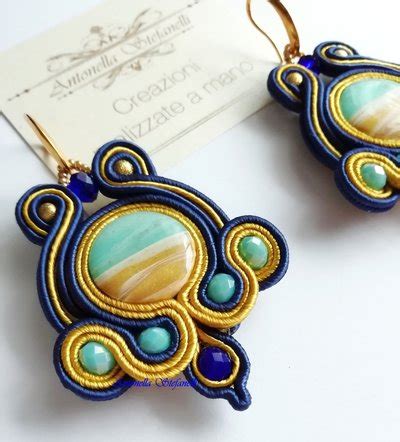 Orecchini Soutache Pendenti Con Cabochon Artigianale E Cristalli