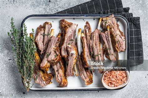 Bbq 훈제 양고기 갈비 양고기 갈비 허브와 함께 강철 쟁반에 얇게 썬 고기 회색 배경입니다 상위 뷰 0명에 대한 스톡 사진 및