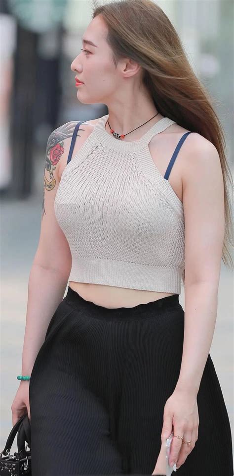 时尚辣妈皮肤嫩身材饱满，饱满的身材充满女人味，丰满的身材勾勒白皙身材皮肤新浪新闻