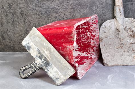 오래된 더러운 삽 빨간 양동이 회색 콘크리트 배경에 벽돌을 구축 할 수 있습니다 공간을 복사합니다 맨 위 보기입니다 0명에 대한 스톡 사진 및 기타 이미지 Istock