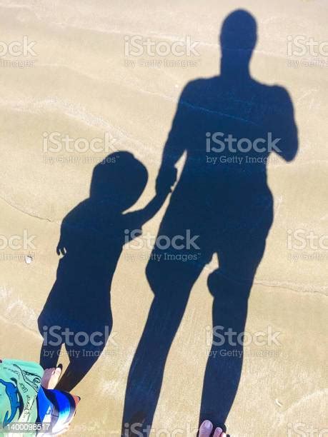 손을 잡고있는 해변 모래에있는 아버지와 아들의 그림자 그림자에 대한 스톡 사진 및 기타 이미지 그림자 그림자에 초점 맞추기