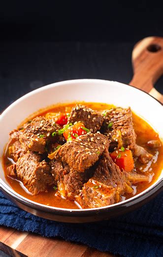 음식 개념 복사 공간이 있는 검은 배경에 한국 매운 쇠고기 스튜 고기에 대한 스톡 사진 및 기타 이미지 고기 고수 골파 Istock