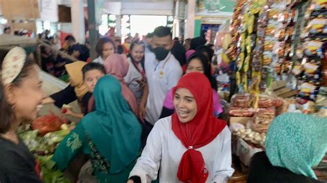 Blusukan Ke Pasar Di Semarang Atikoh Ganjar Serap Aspirasi Soal