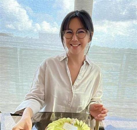 歌手孫燕姿迎來44歲生日，老公溫暖同框，一雙兒女塗鴉！