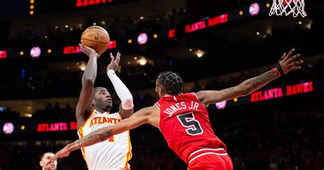 Bulls Fall To Hawks On A J Griffins Ot Buzzer Beater Cbs Chicago