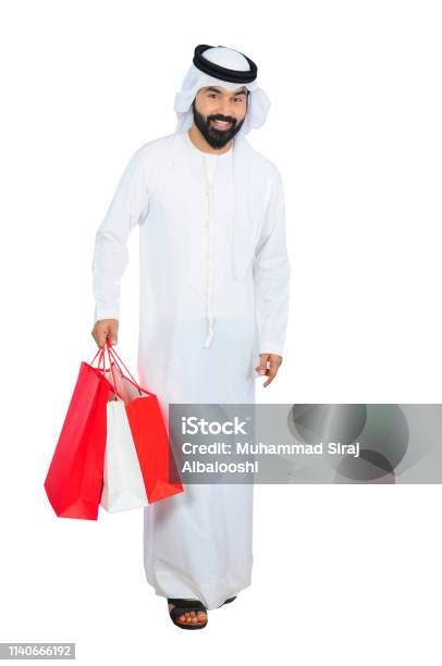 Uae 전통 복장 및 지주 가방을 착용 하는 행복 한 아랍 남자 쇼핑 가방에 대한 스톡 사진 및 기타 이미지 가방 구매 남자 Istock