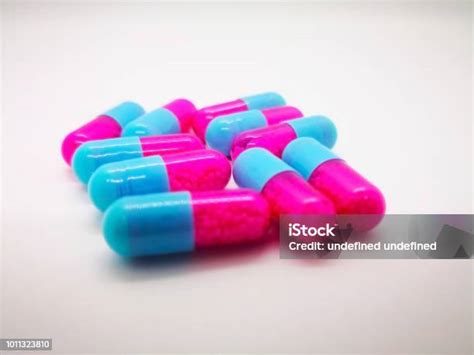 약물 치료 및 건강 관리 개념입니다 Itraconazole 100 Mg 폐 입 또는 인 후 발톱 또는 손톱을 포함 하 여 신체의
