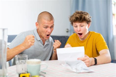Hijo Y Su Padre Leyendo Carta Imagen De Archivo Imagen De Padre