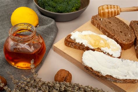 Nahaufnahmebrotscheiben mit Käse und Honig Kostenloses Foto