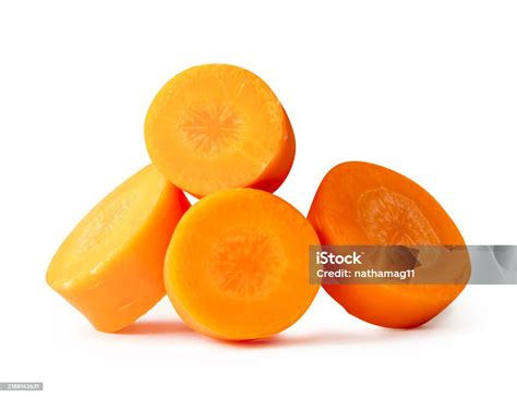 클리핑 경로가 있는 흰색 배경에 고립된 스택의 원 모양으로 아름 다운 오렌지 당근 조각의 측면 보기 0명에 대한 스톡 사진 및 기타 이미지 Istock