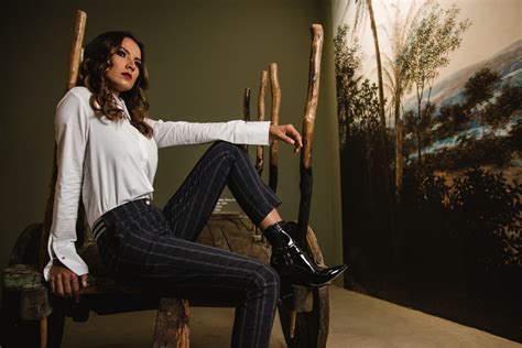 картинки Красоту Мода джинсы фотосессия модель Нога Сидящий длинные волосы коричневые