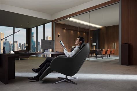 사무실서 업무보며 안마 체험까지코웨이 ‘비렉스 트리플체어 입소문