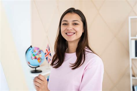 Jovem Dando Aulas De Inglês Foto Grátis