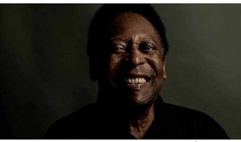 Morre o Rei Pelé ícone do futebol brasileiro aos 82 anos em São Paulo