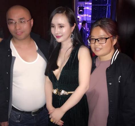 干露露出席活動被拍網友旁邊的大叔眼睛都要掉下來了 每日頭條