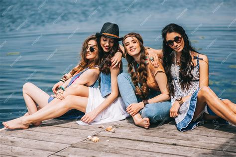 Quatre Belles Filles Sur La Plage Photo Premium