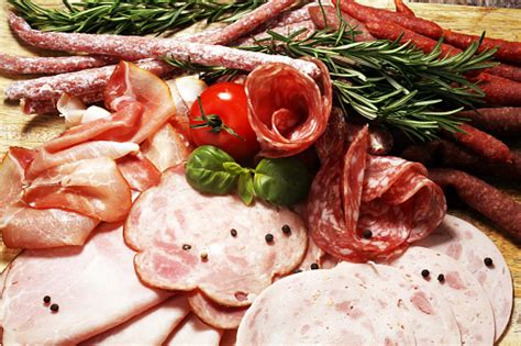 맛 있는 살라미 얇게 썬 햄 소시지와 샐러드를 곁들인 음식 트레이 고기 플래터 선택 고기에 대한 스톡 사진 및 기타 이미지