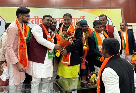 डिप्टी सीएम ने ब्लाक प्रमुख प्रतिनिधि को ग्रहण करायी भाजपा की सदस्यता