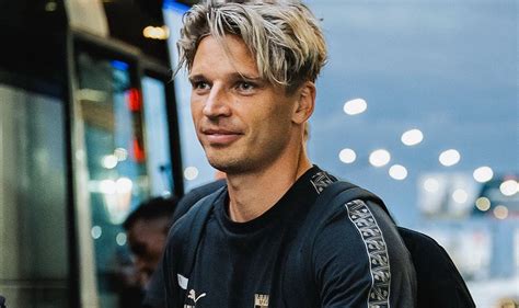 [პრესკონფერენცია იბერია 1999 მალმიო] იენს სტრიგერ ლარსენი საკუთარ სტადიონზე გულშემატკივრების