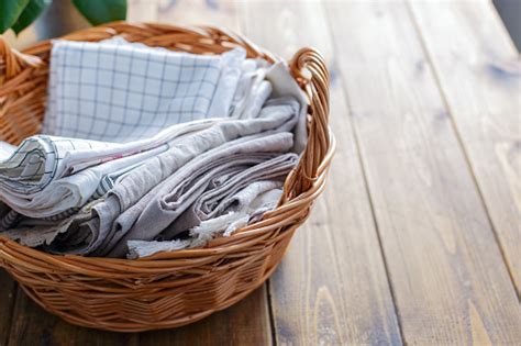 면과 린넨으로 만든 주방 직물 냅킨 테이블에 두 개의 손잡이가있는 고리버들 버드 나무 바구니의 수건 천연 재료 수평 텍스트 공간