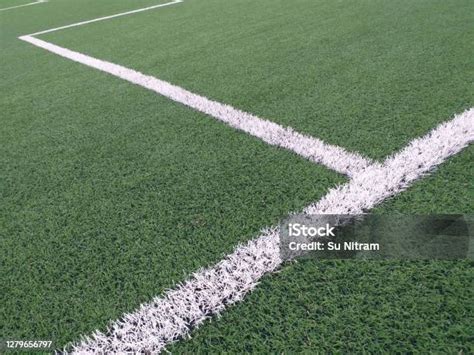 녹색 잔디 피치에 그려진 스포츠 라인 축구장에 인공 잔디에 그려진 흰색 선은 흰색으로 칠해진 축구장에 인공 잔디의 보기 축구에
