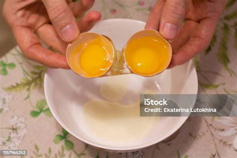 달걀 한 개에 노른자 2개 2 In 1 여성의 손은 두 개의 노른자와 독특한 계란을 엽니 다 케이크 스크램블 계란 팬케이크 머핀을 만들기위한 계란을 여는 과정 유행 못생긴