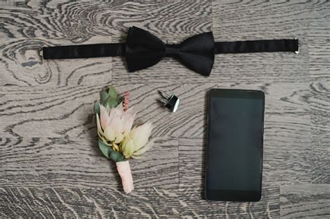현대 신랑의 의상의 최고 전망 나무 배경에 활 넥타이 스마트 폰 및 Boutonniere 0명에 대한 스톡 사진 및 기타 이미지