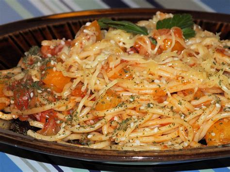 Spaghetti z dynią i pomidorami Przepisy kulinarne Dania główne
