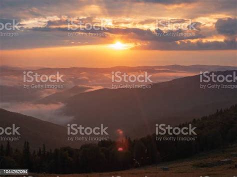 Carpathians 산맥 서쪽 우크라이나에에서 일몰입니다 구름과 저녁 하늘을 비추는 태양 언덕 녹색 울창 한 숲으로 덮여