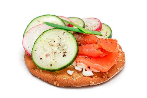 연어 오이 무 코티지 치즈 및 녹색 양파를 곁들인 크래커 샌드위치 절연 0명에 대한 스톡 사진 및 기타 이미지 0명 갈레트