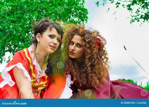 Dos Muchachas Gitanas Hermosas Foto De Archivo Imagen De Cubo Belleza 20883760