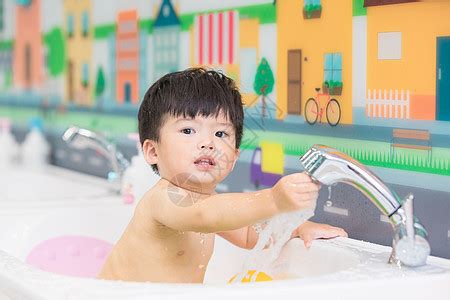 婴幼儿宝宝洗澡高清图片下载 正版图片501657222 摄图网